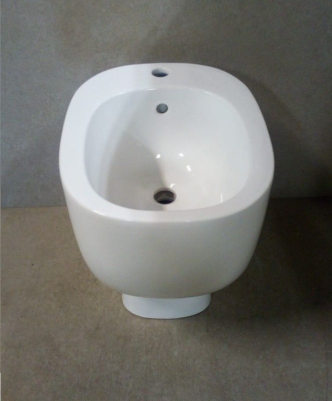 Bidet en céramique sur sol blanc, 500 par pozzi ginori — BRECOR